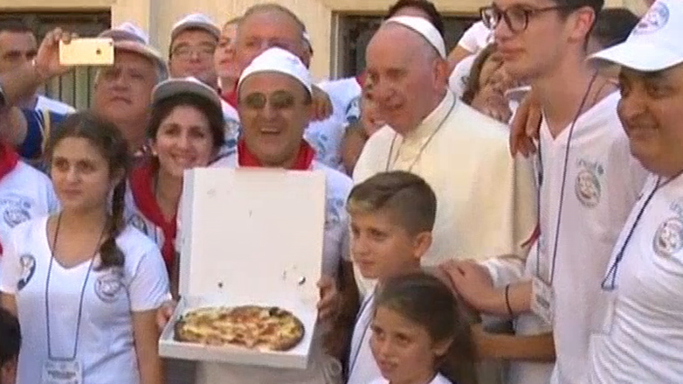 WATCH: Pope Francis delivers pizza lunch for the poor after Mother ...