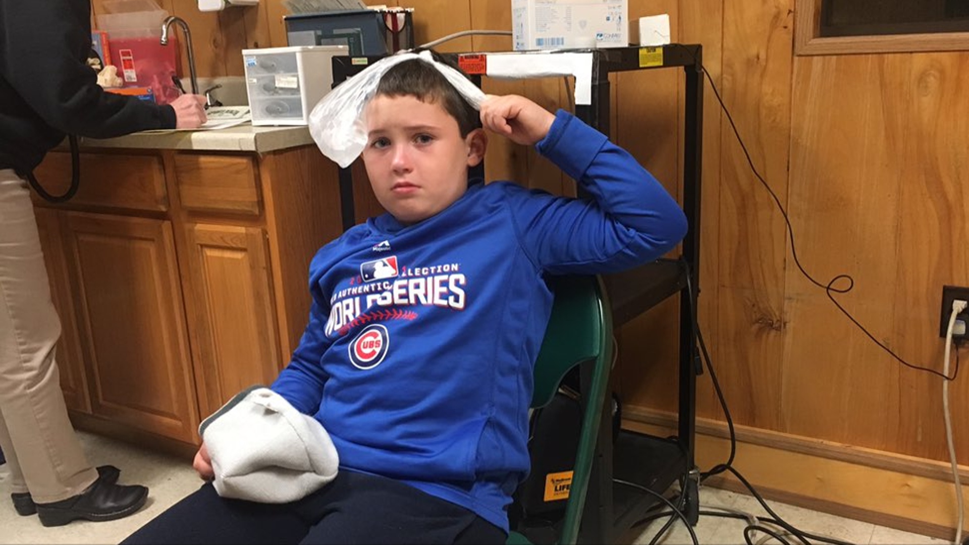 Young Chicago Cubs fan concussed by Cleveland fan given free World ...