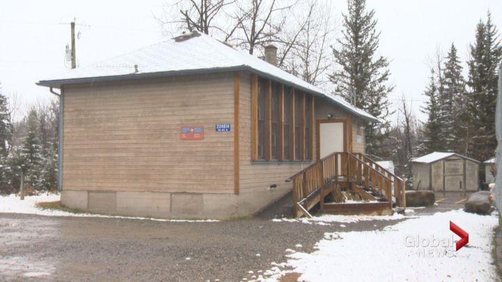 Southern Alberta community rallies to keep post office in Priddis ...