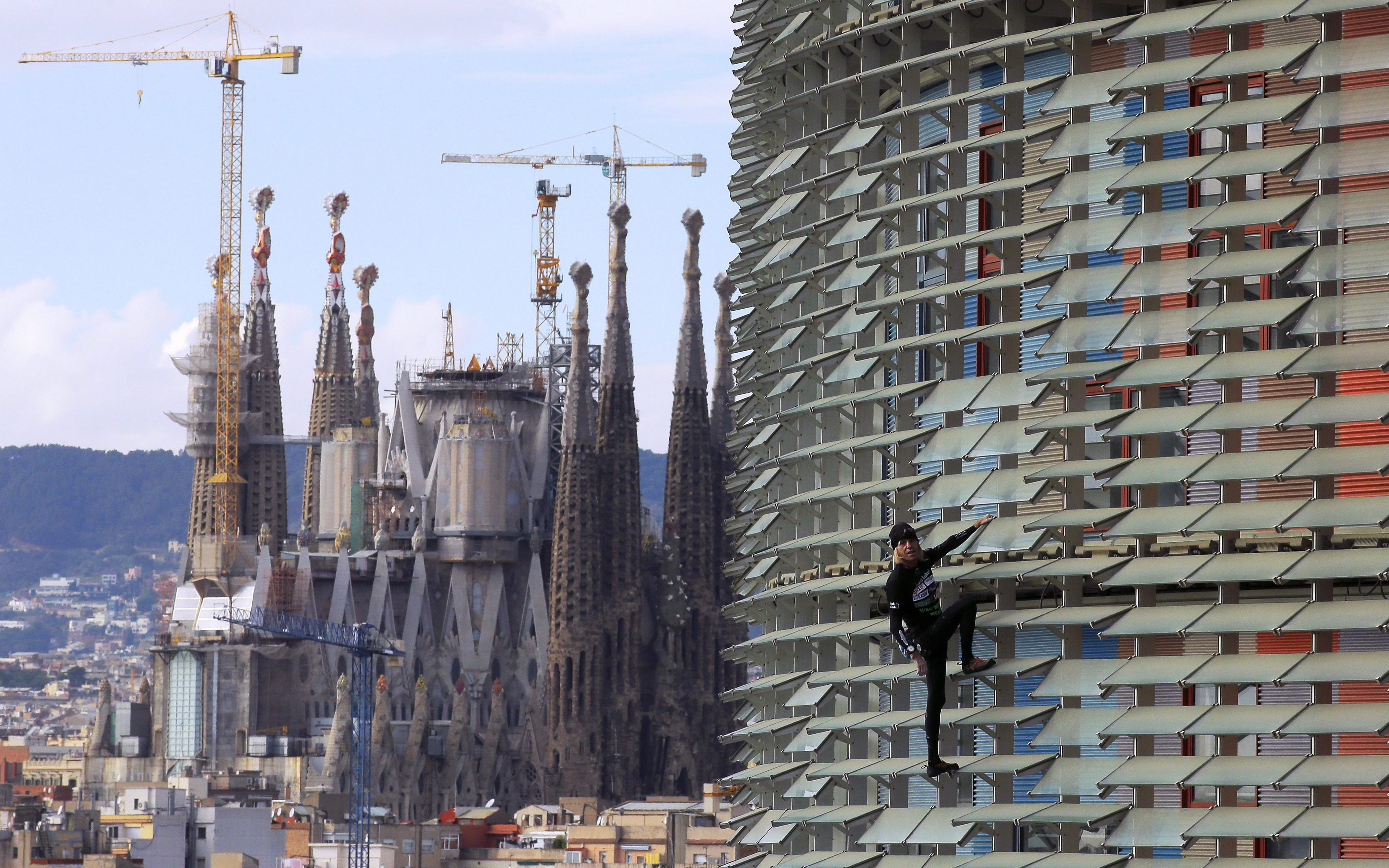 WATCH: French ‘Spiderman’ climbs Barcelona skyscraper harness-free ...