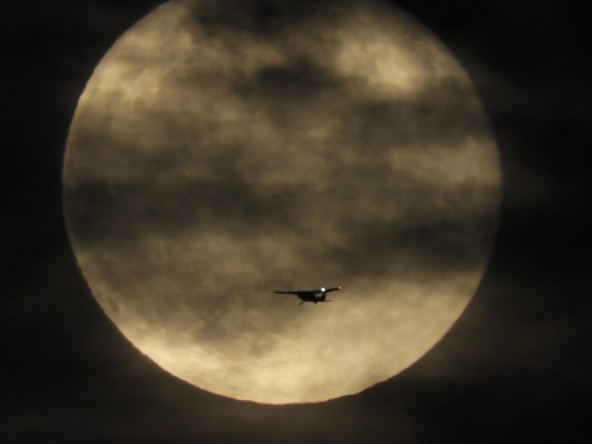 PHOTOS: Supermoon lights up B.C. skies - BC | Globalnews.ca