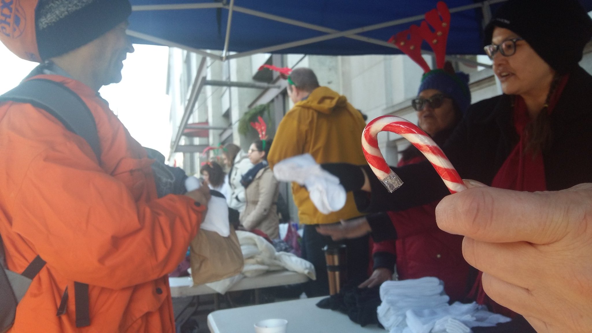 WATCH: Volunteers hand out meals, love to those less fortunate on ...