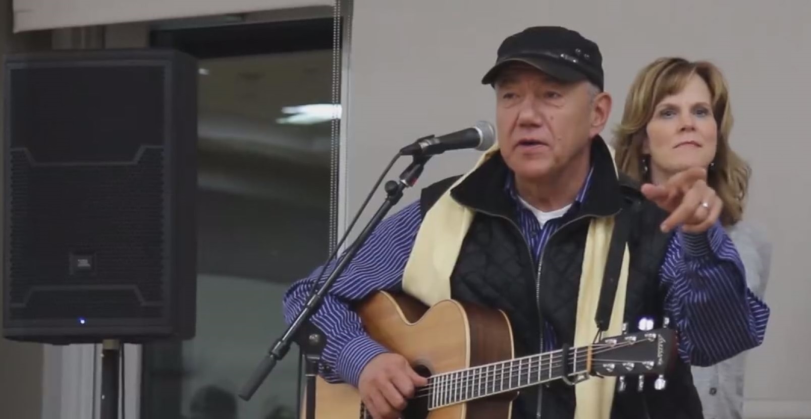 Tom Jackson performs impromptu concert for snow stuck travellers in ...