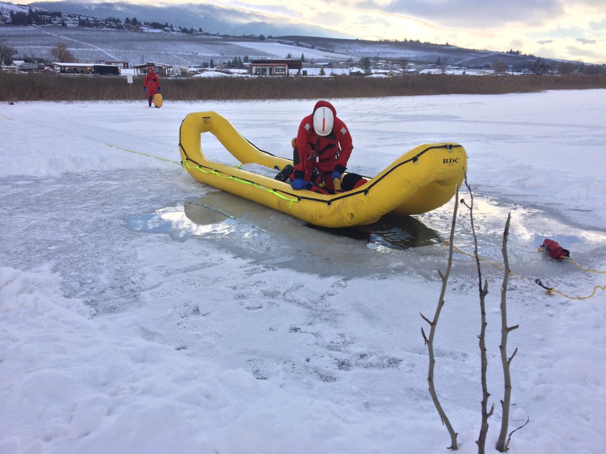 Vernon SAR demonstrate ice rescue techniques | Globalnews.ca