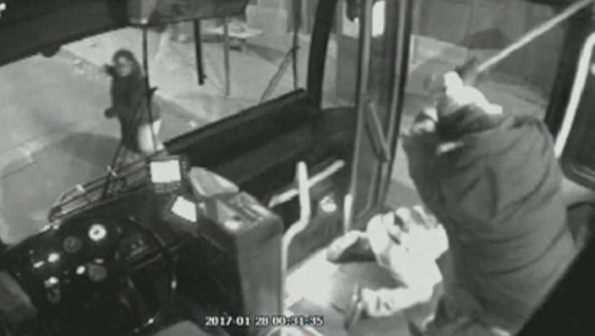 Cane-wielding bus passenger comes to the aid of transit driver ...