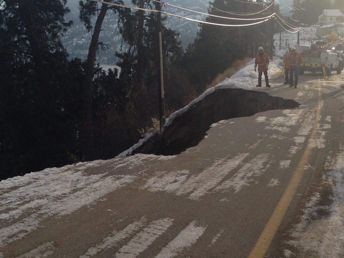 Debris slide partially blocks Highway 97 in Peachland | Globalnews.ca
