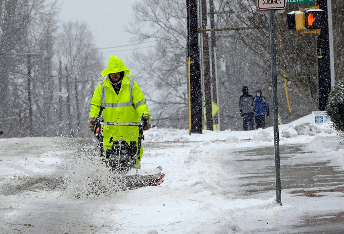 Snow causes hundreds of crashes, leaves thousands stranded along US ...
