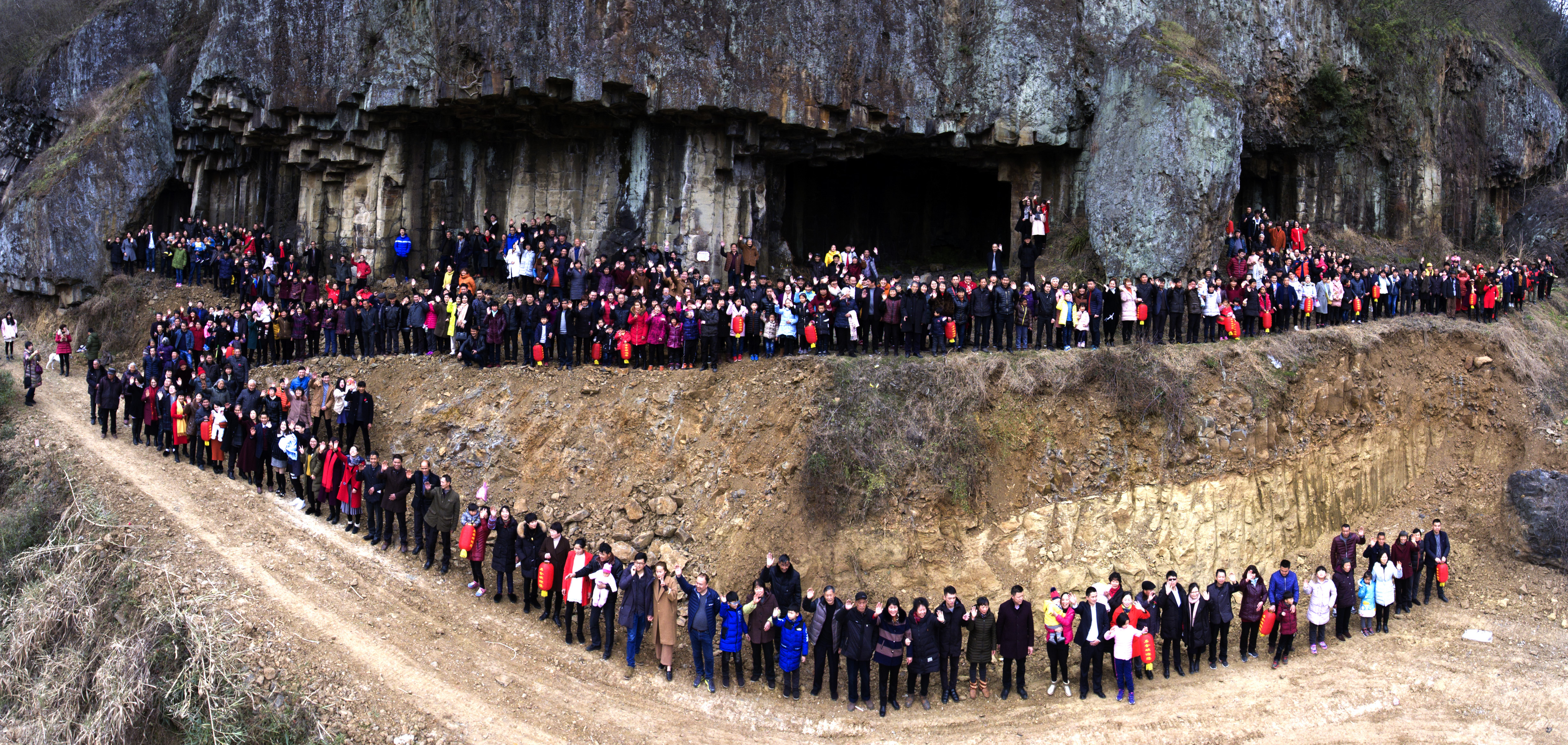 Over 500 people gather for epic family photo in China - National ...