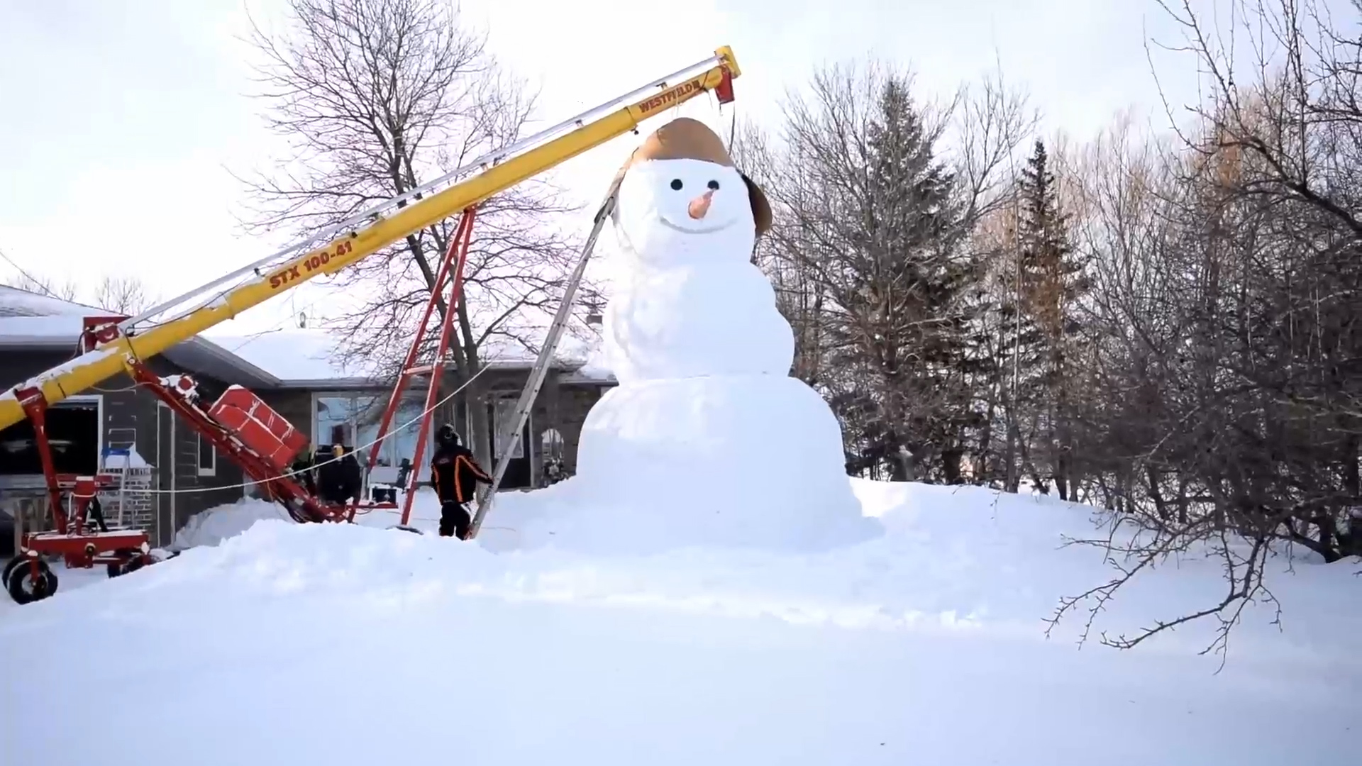 Family in Rosenort, Manitoba builds massive 20-foot tall snowman ...