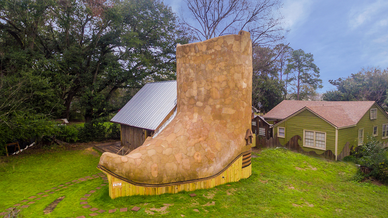 Live in this cowboy boot-shaped house for $1,600 a month - National ...