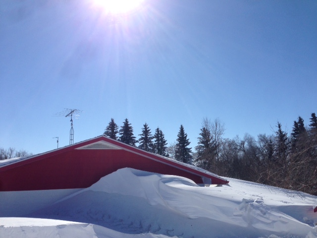 Southern Manitoba town opens doors to 20 foot snow drifts - Winnipeg ...