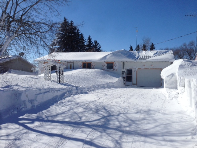 Southern Manitoba town opens doors to 20 foot snow drifts - Winnipeg ...