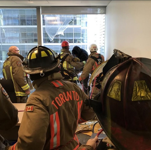 Toronto firefighters rescue workers stuck outside 33rd floor of ...