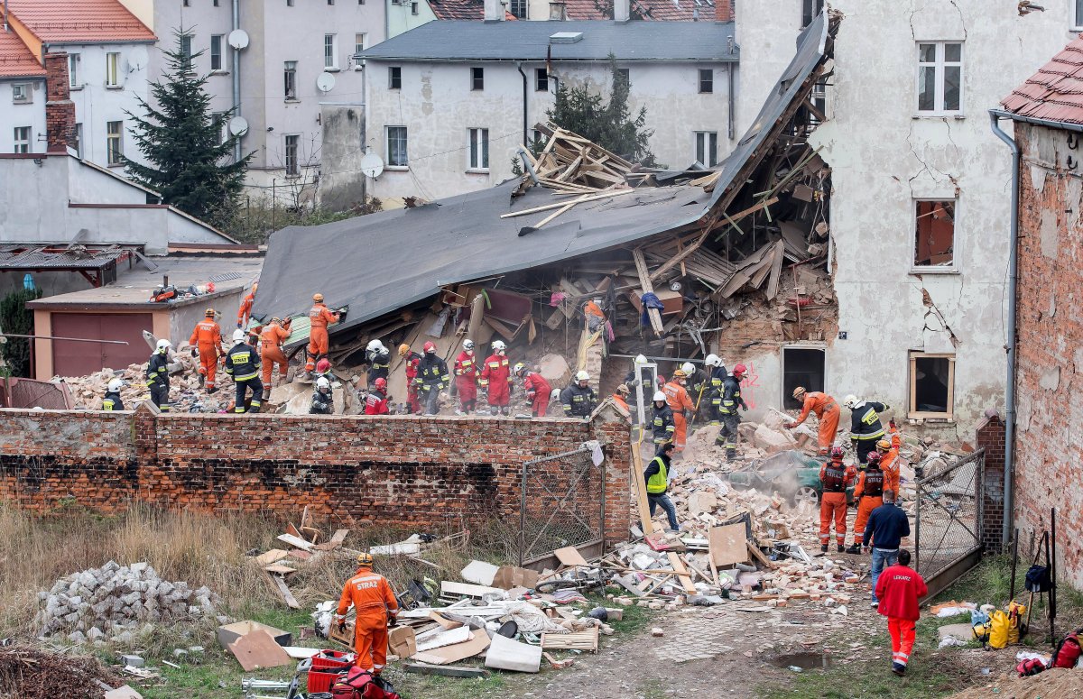 6 dead, 4 injured after apartment building collapses in Poland ...