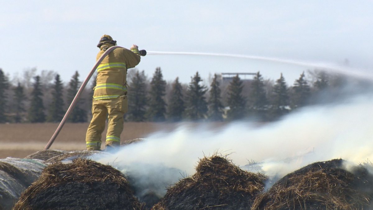 Hay bales on fire in southeast Regina - Regina | Globalnews.ca