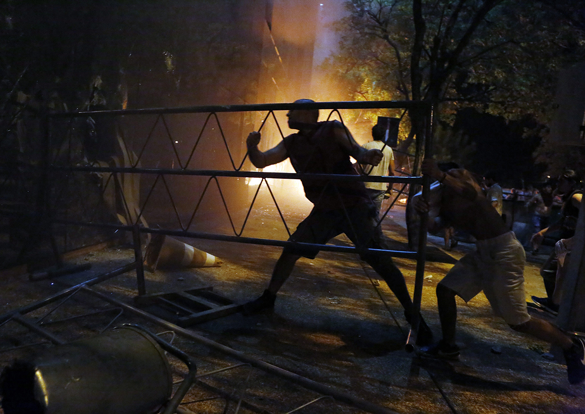 Protester killed during riot that set Paraguay Congress ablaze ...