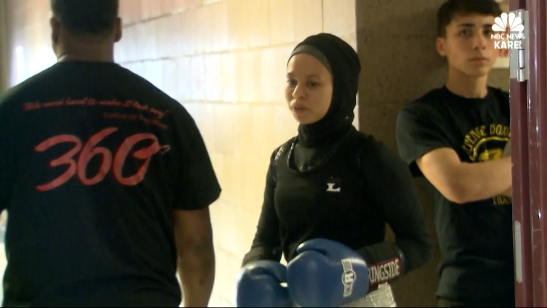 Muslim teen makes history as she competes in USA Boxing match wearing ...