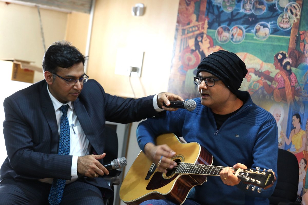 Video shows Indian musician playing guitar during brain surgery ...