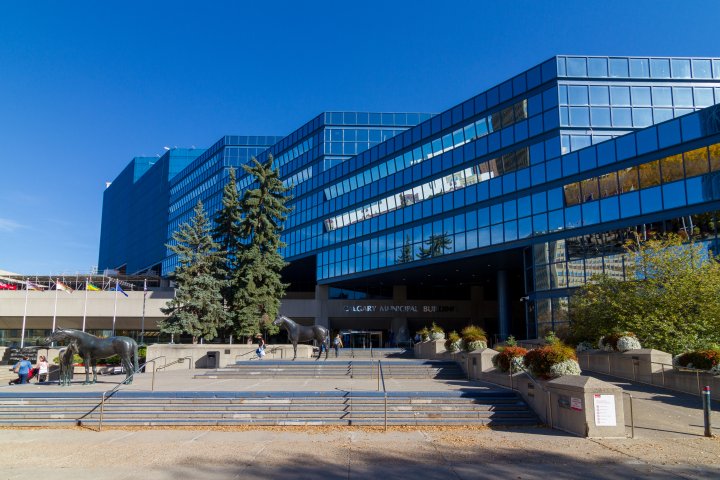 Calgary city hall fully reopens to public as pandemic precautions ...