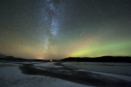 ‘The feeling is unreal’: Wildfire burns beneath northern lights in ...