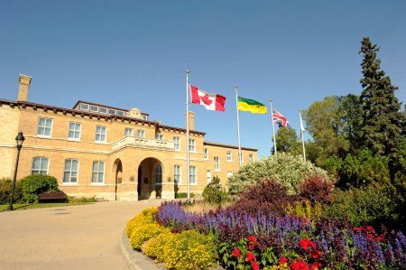 Are you earning a middle-class income? Here’s what it takes in Canada ...