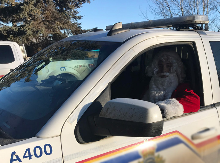 Loon Lake RCMP help Santa make special deliveries | Globalnews.ca