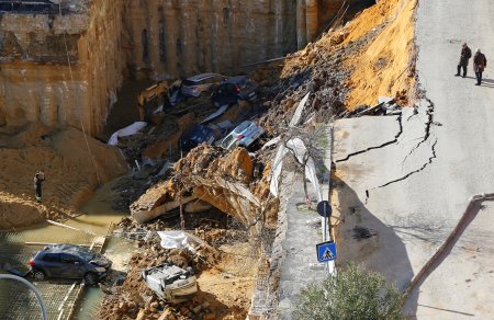 Massive sinkhole in Rome swallows 6 cars, causes families to flee homes ...