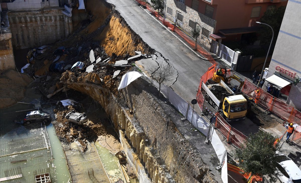 Massive sinkhole in Rome swallows 6 cars, causes families to flee homes ...