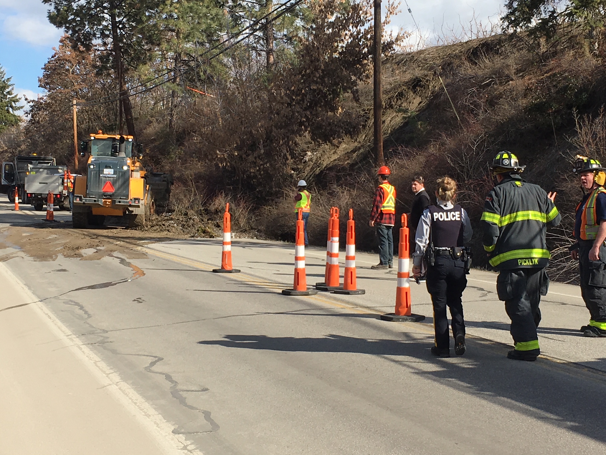 Crews attend small mudslide on KLO road in Kelowna | Globalnews.ca