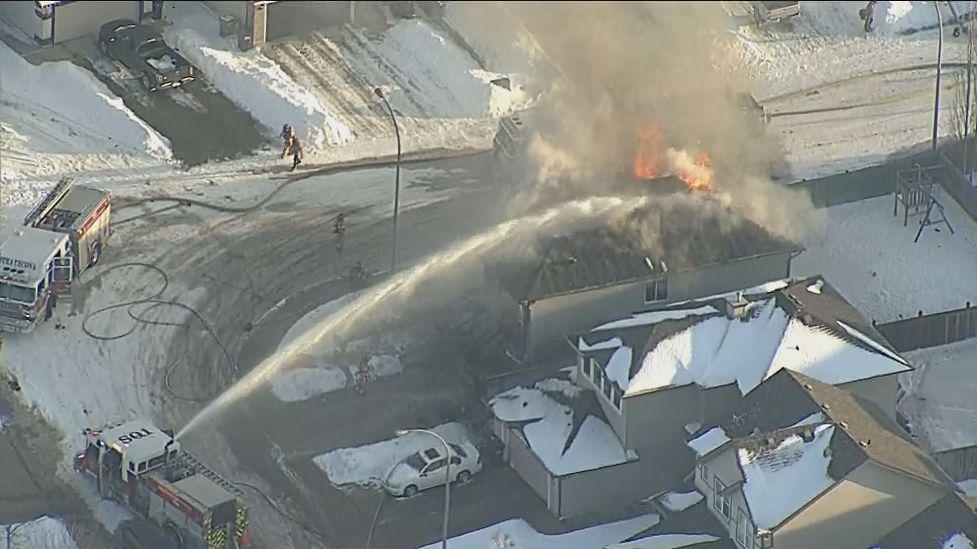 Flames shoot from roof of Sherwood Park home - Edmonton | Globalnews.ca