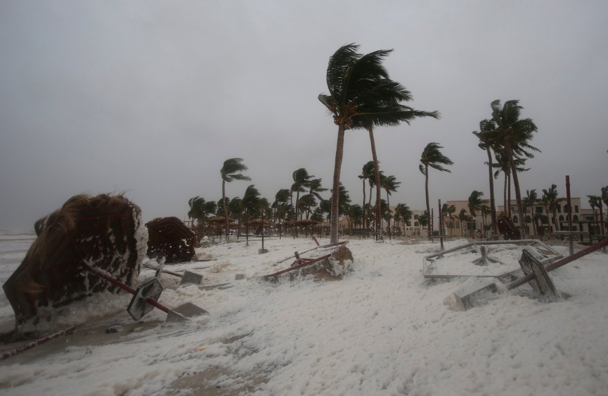 5 dead, 30 missing after powerful cyclone lashes Oman and Yemen ...