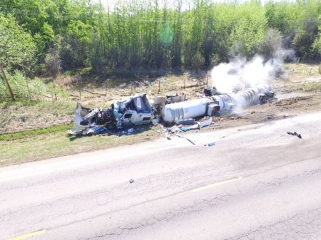 Semi hauling hydrochloric acid crashes, spills chemical on northern ...