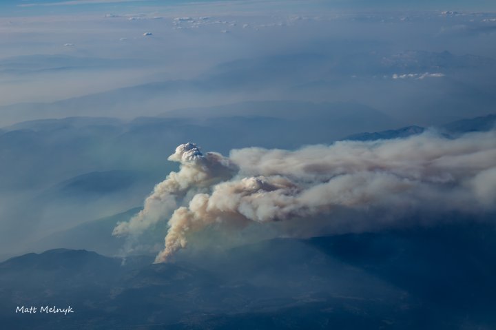 Calgary pilot captures incredible images of B.C. wildfires: ‘It looked ...