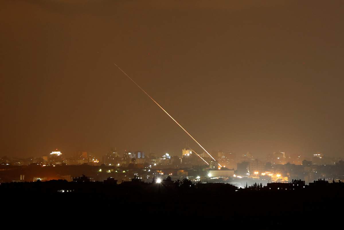 Gaza militants fire rockets across the sky into Israel, which responds ...