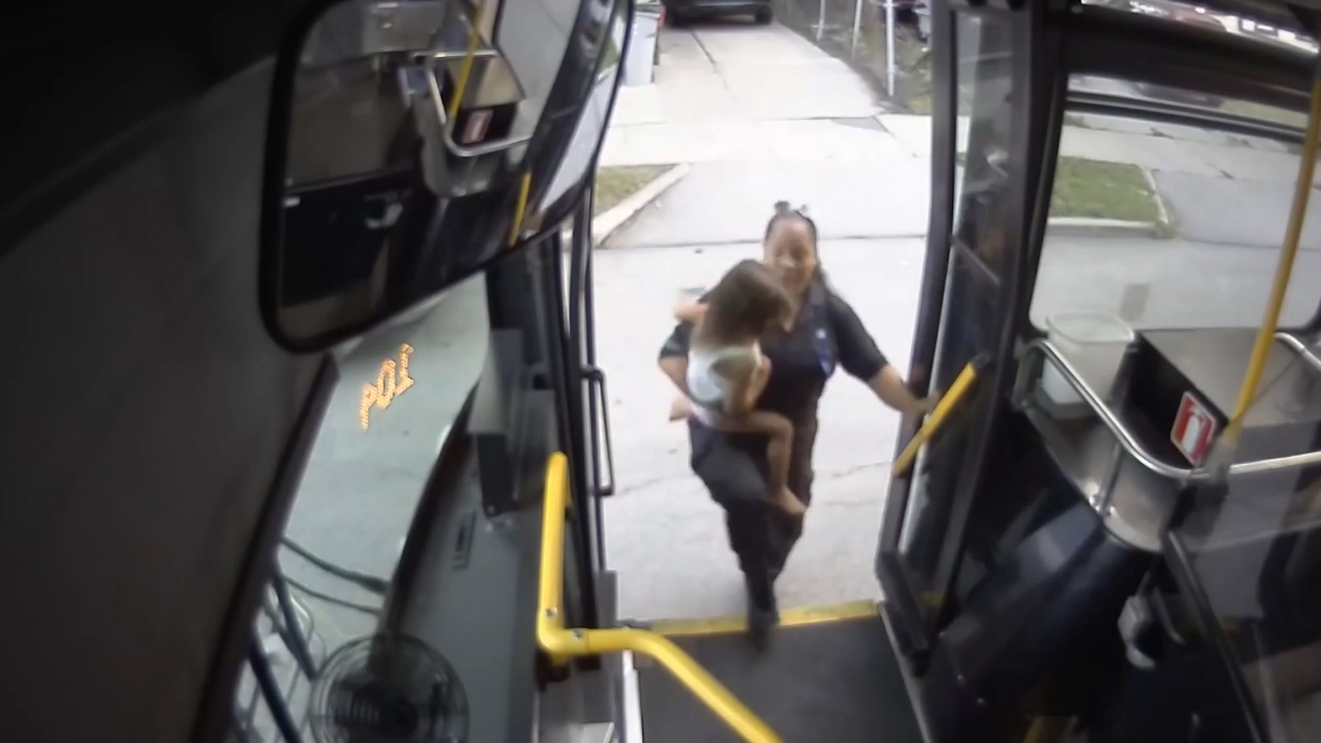 Milwaukee bus driver helps reunite lost, crying toddler with mother ...