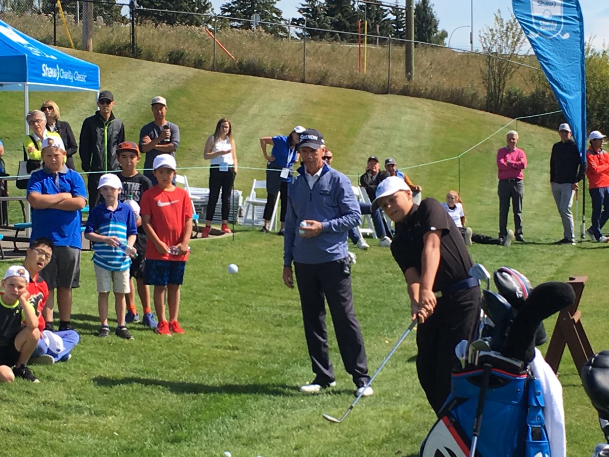 Masters champion Larry Mize shows juniors how to improve golf game ...