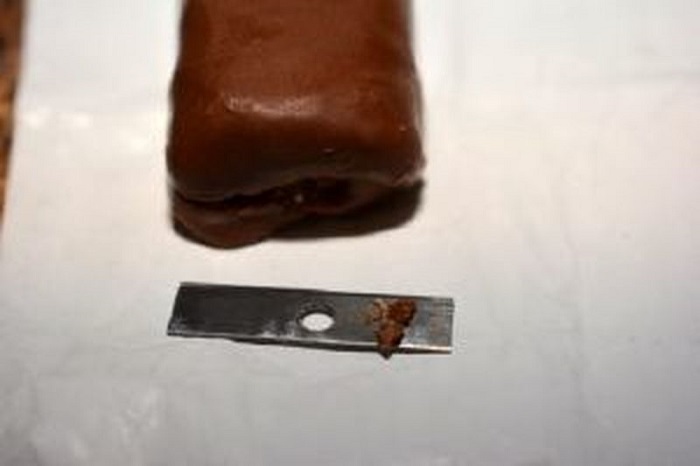 Man finds razor blade in chocolate bar bought in west-end Toronto ...