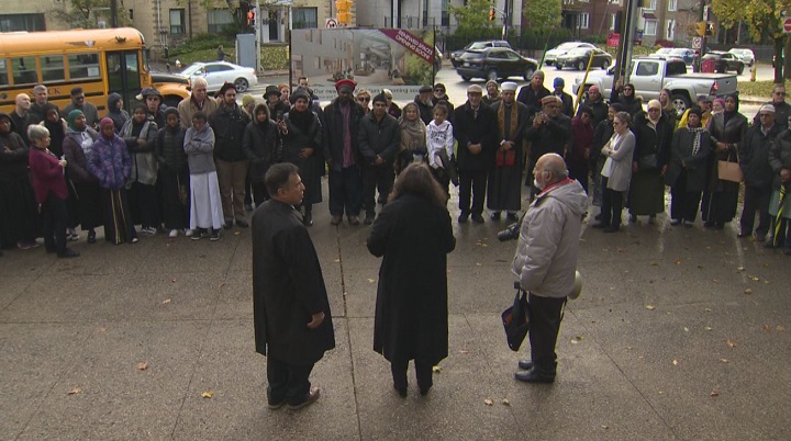 ‘Ring of peace’ formed around Toronto synagogue one week after ...