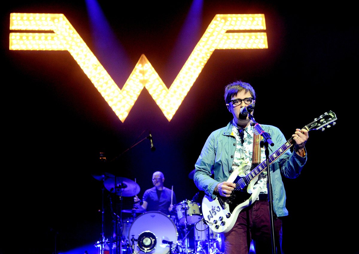 Weezer invites girl who sang ‘Island In The Sun’ during brain surgery ...