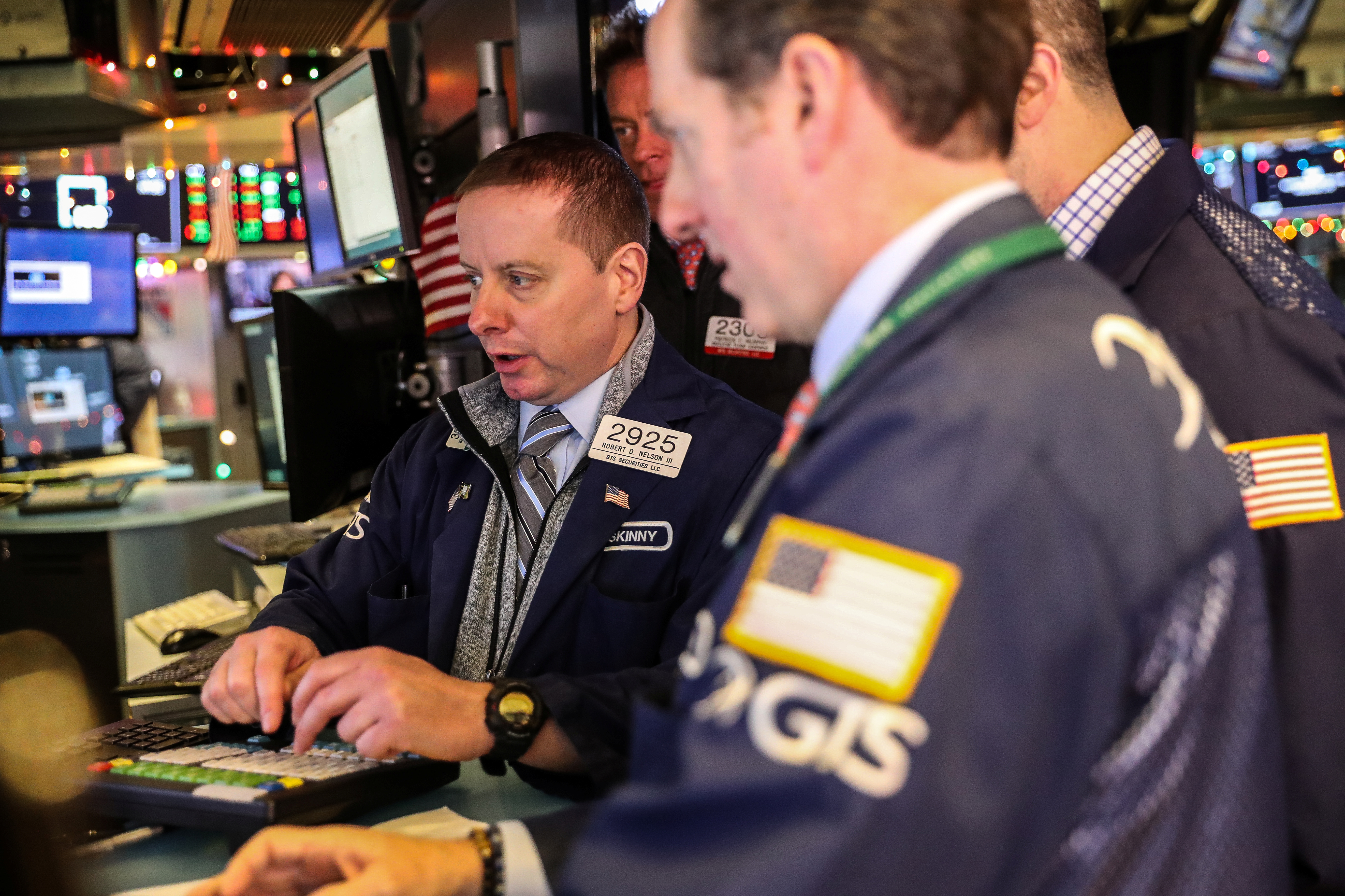 Stocks rise on last day of unstable 2018 | Globalnews.ca