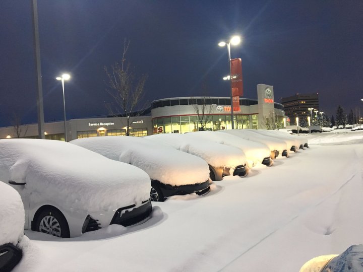 Heavy snowfall triggers Edmonton’s first parking ban of the season ...