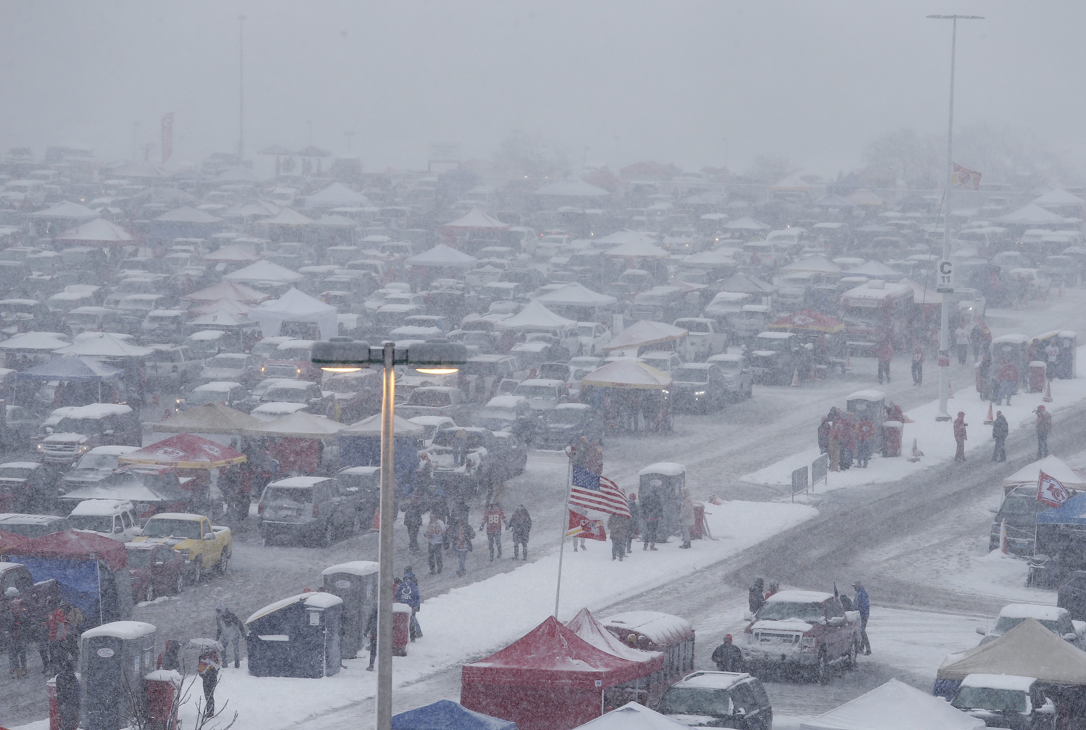 At least 5 dead in crashes as storm heaps snow on U.S. Midwest ...