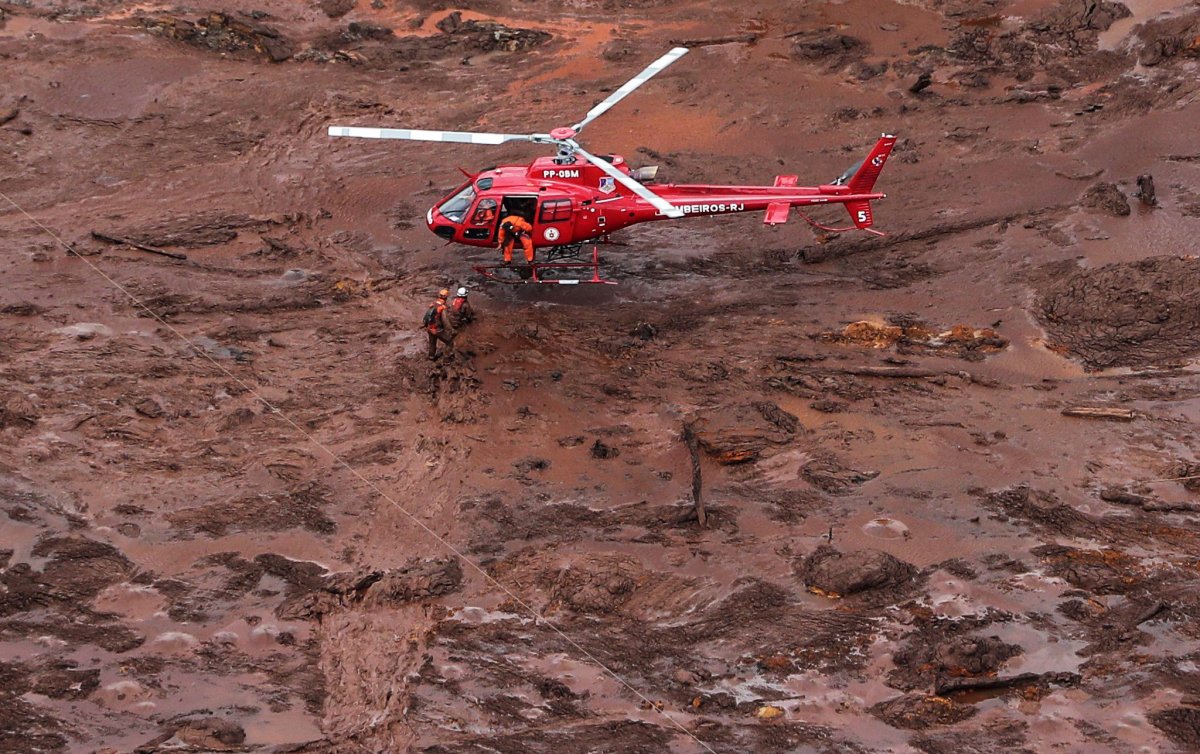 Video captures deadly Brazil dam burst, and rolling mass of mine waste ...