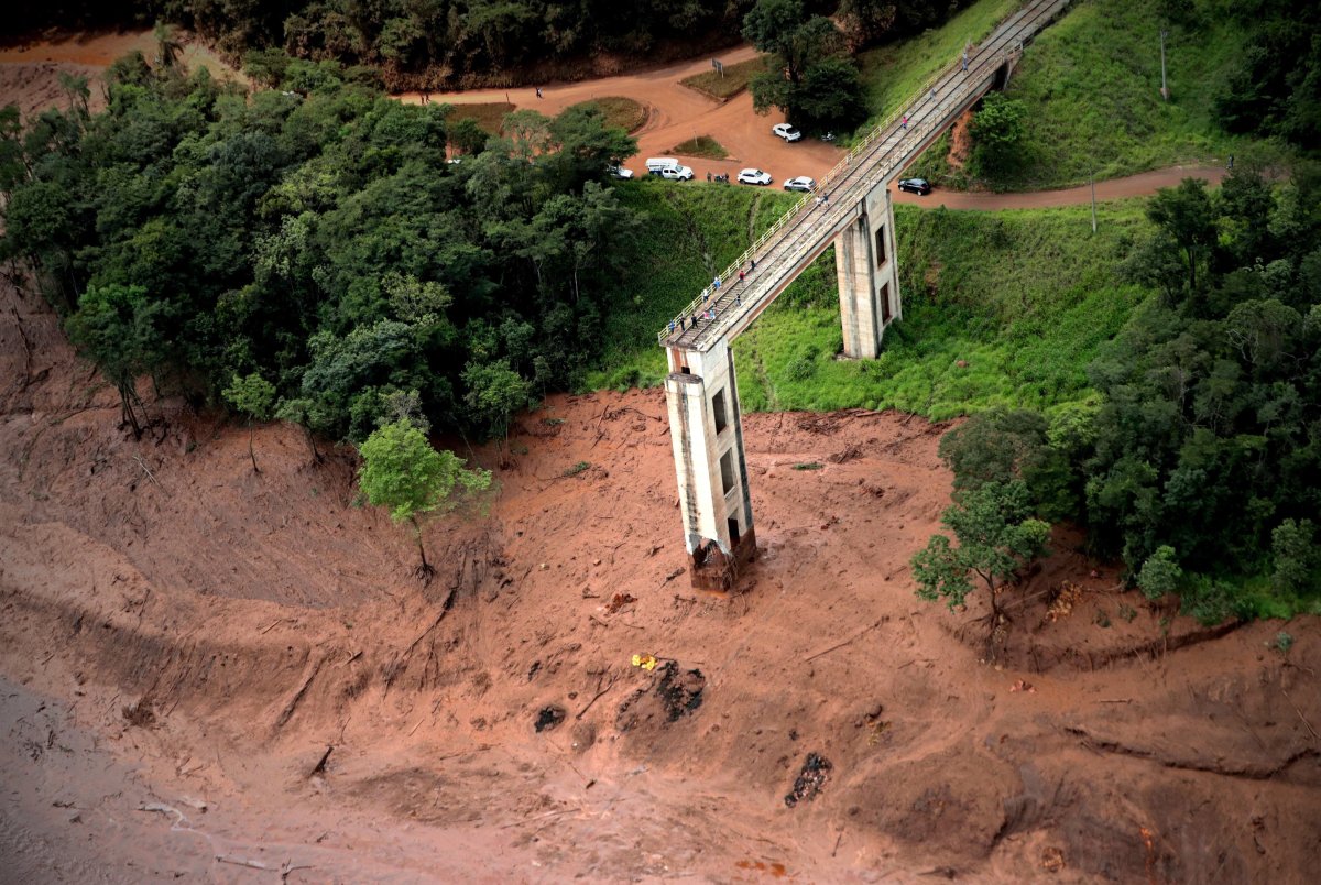 Video captures deadly Brazil dam burst, and rolling mass of mine waste ...