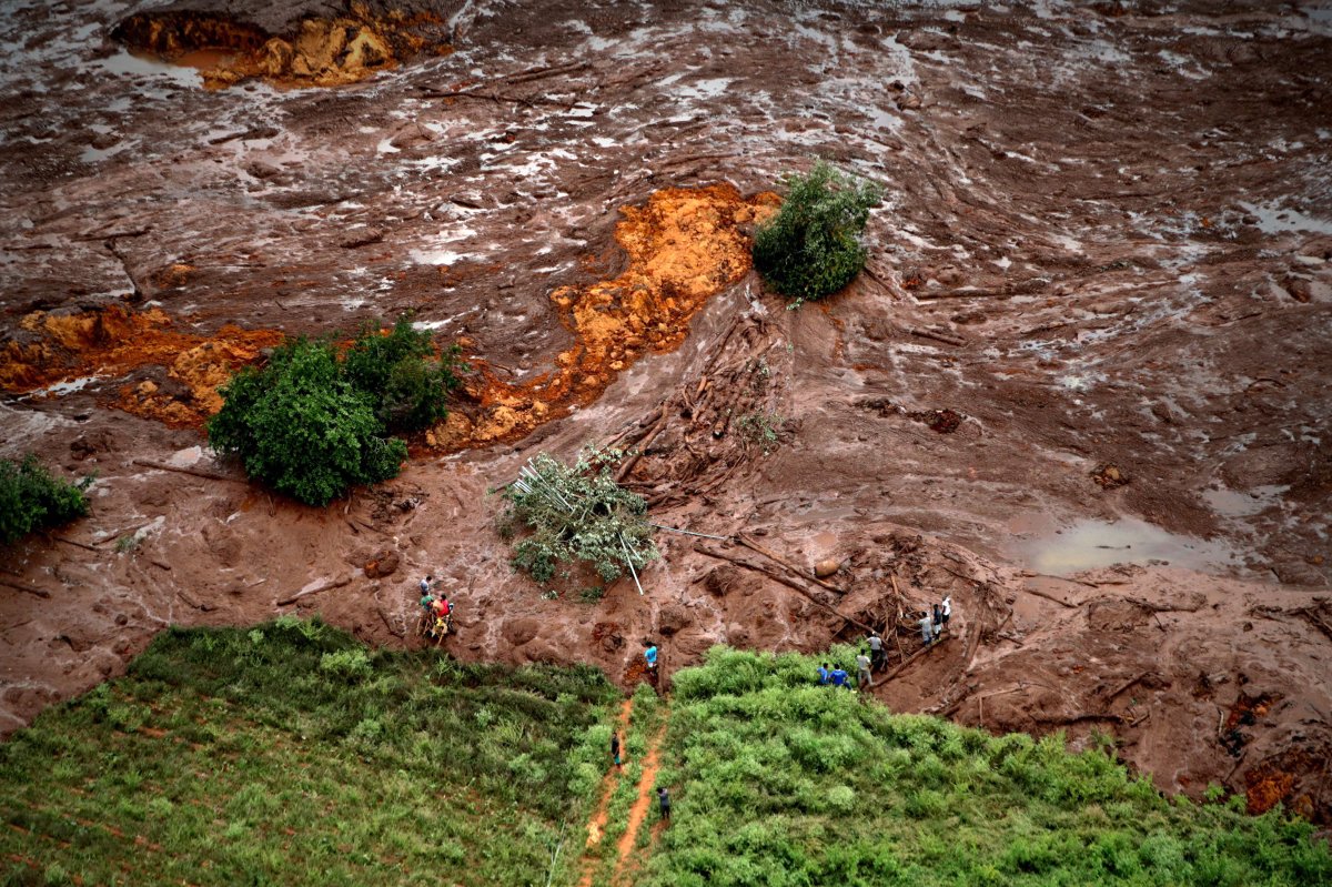 Video captures deadly Brazil dam burst, and rolling mass of mine waste ...
