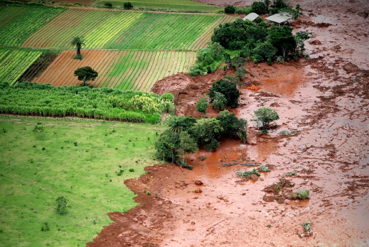 Video captures deadly Brazil dam burst, and rolling mass of mine waste ...