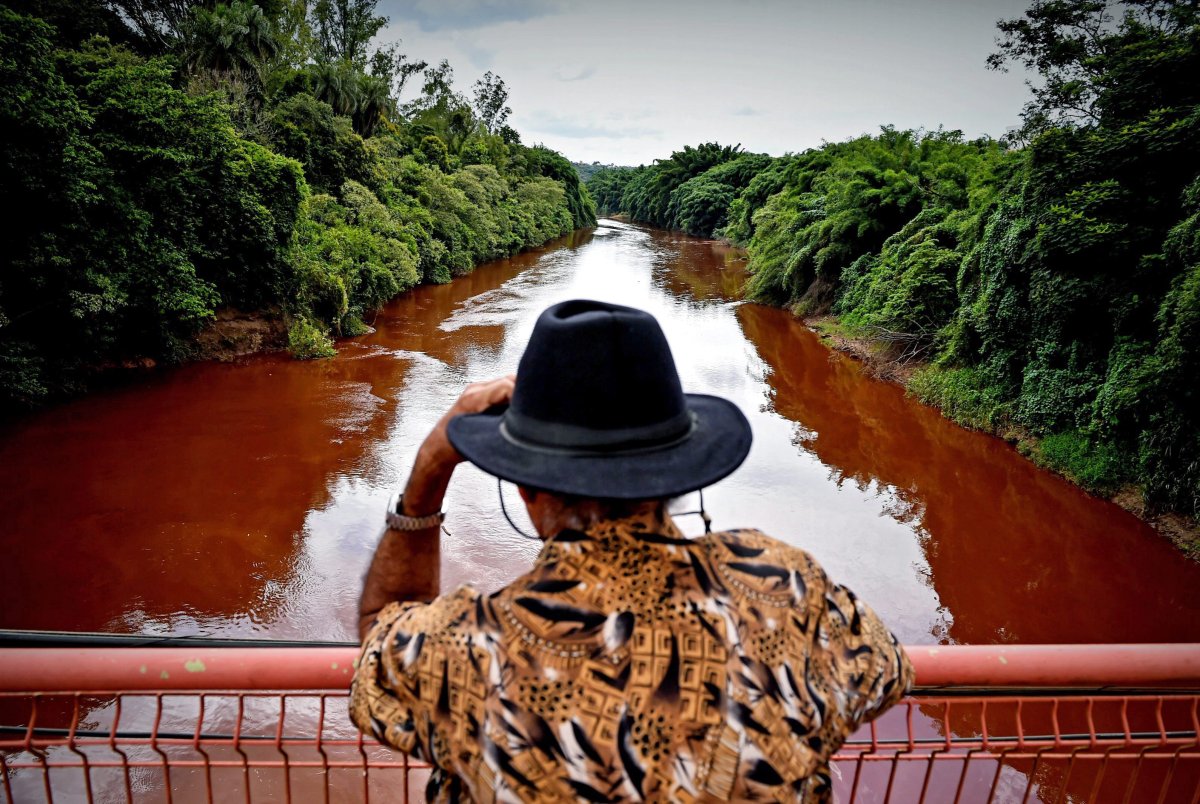 Video captures deadly Brazil dam burst, and rolling mass of mine waste ...