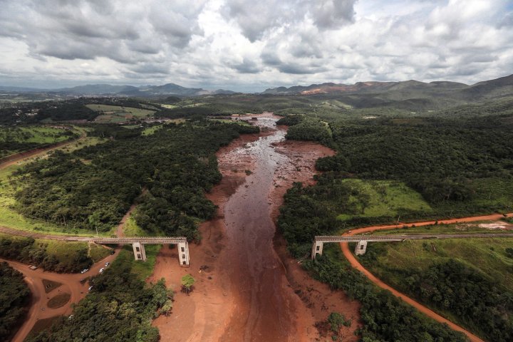 Video captures deadly Brazil dam burst, and rolling mass of mine waste ...