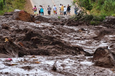 Video captures deadly Brazil dam burst, and rolling mass of mine waste ...