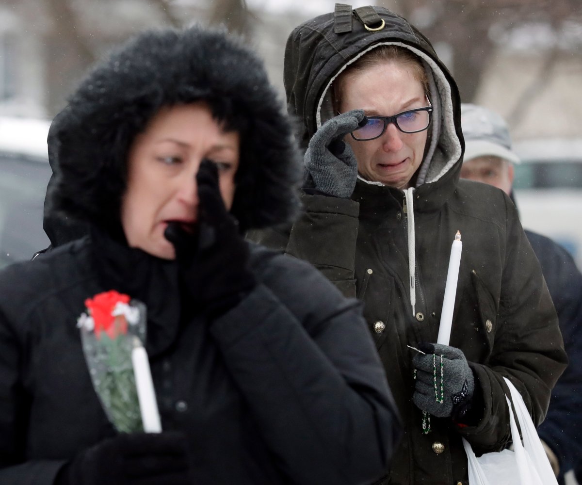 More than 1,500 brave freezing rain to honour Aurora shooting victims ...